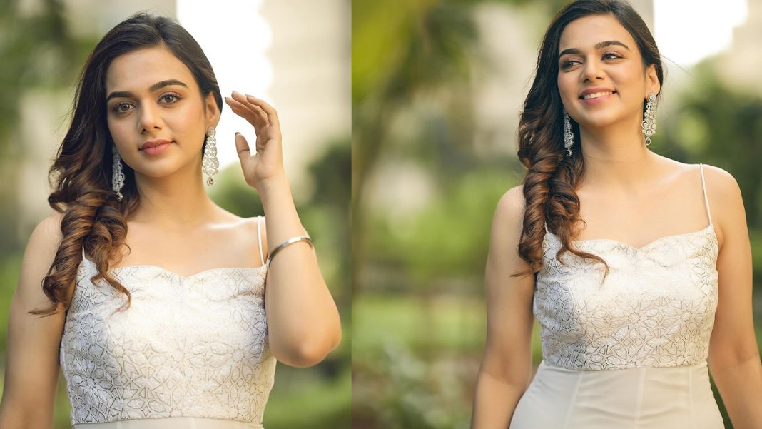 Bhavya Trikha| కుర్రాళ్ల క్రష్ లిస్ట్‏లో చేరిన కొత్త బ్యూటీ.. భవ్య ట్రిక