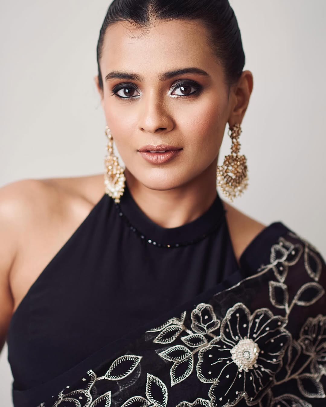 Hebah Patel : బ్లాక్ శారీలో వయ్యారాలు వలకబోస్తున్న హెబ్బా..