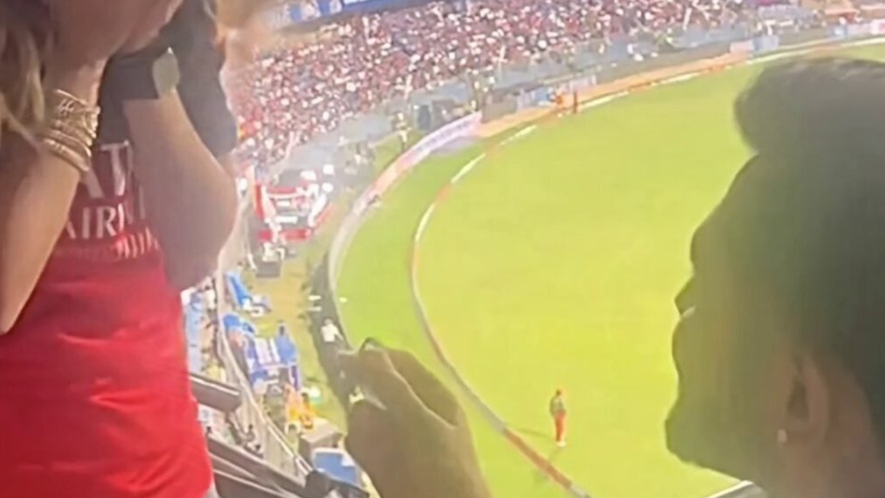 RCB Fan Girl : గ్రౌండ్ లోనే RCB లేడీకి ప్రపోజ్.. వీడియో చూస్తే